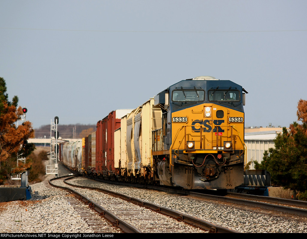 CSX 5334 heads up the hill with Q334-14